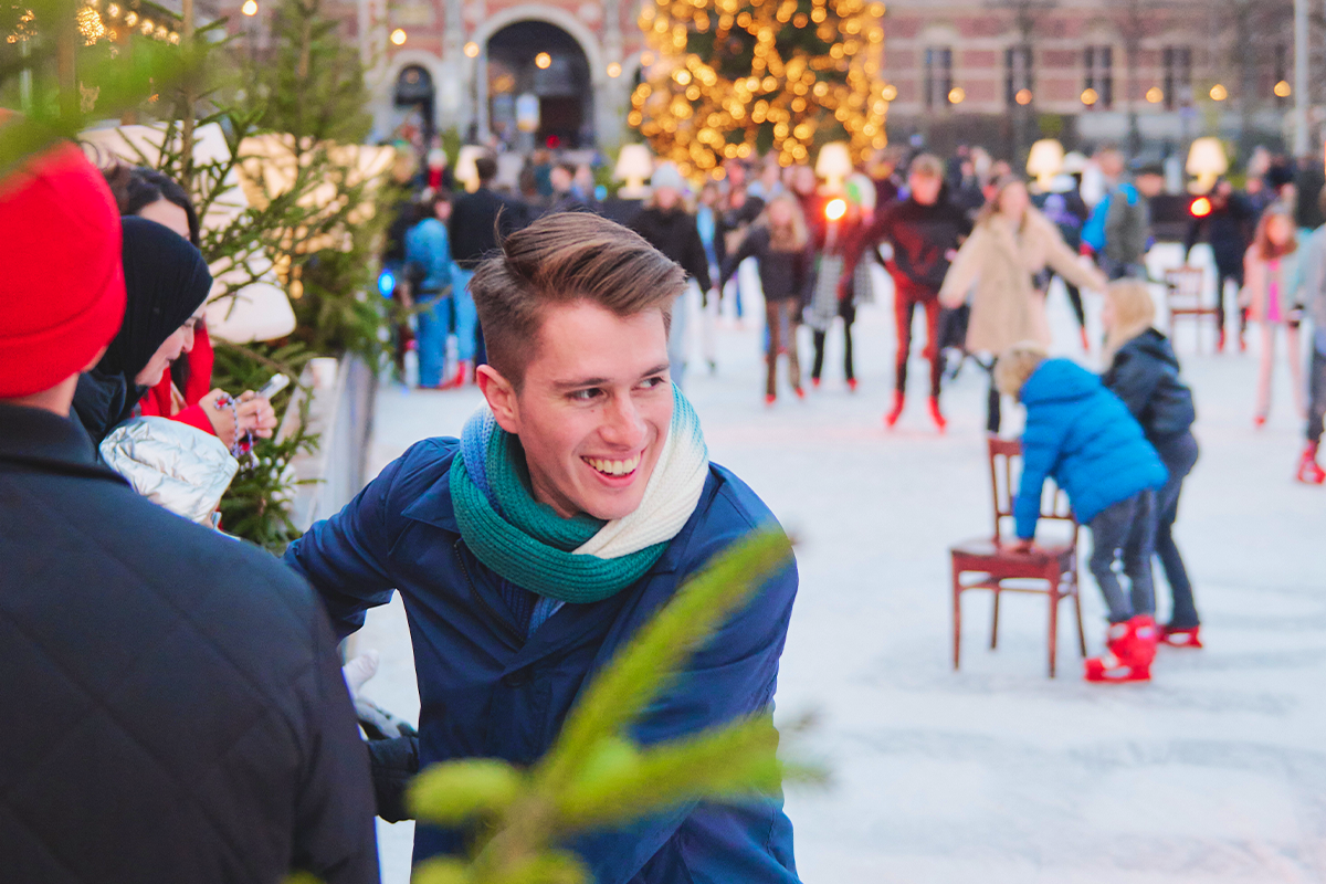 De IJsbaan op het Museumplein | Actieprijs € 11,50 (-21%) - Tripper.nl De IJsbaan op het Museumplein | Actieprijs € 11,50 (-21%) - Tripper.nl